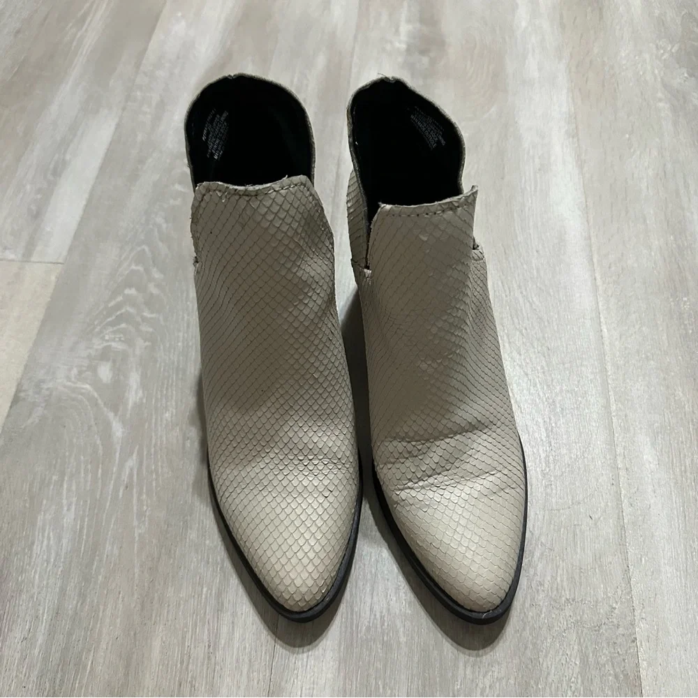 Steve Madden | Shoes | Steve Madden Petra Gray Off White Snake Scale ...
